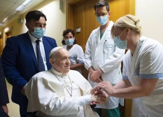 El Vaticano informó que el papa Francisco continúa con evolución favorable tras su ...