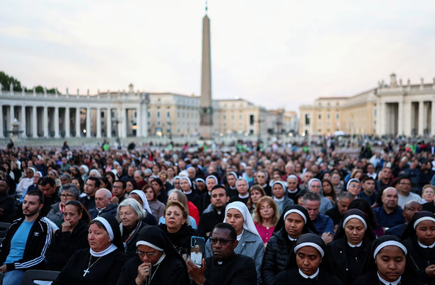 Miles de fieles participaron en un rezo del Rosario en la Plaza de San ...