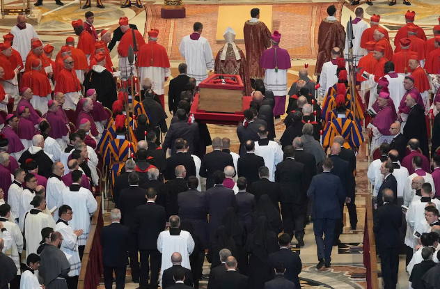 Miles de fieles despiden al papa Francisco ante su féretro en San Pedro ... Miles de fieles despiden al papa Francisco ante su féretro en San Pedro ...